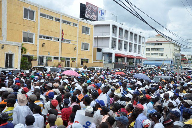 Decenas de haitianos protestan frente a embajada de Haití - Últimas ... Decenas de haitianos protestan frente a embajada de Haití - Últimas ...