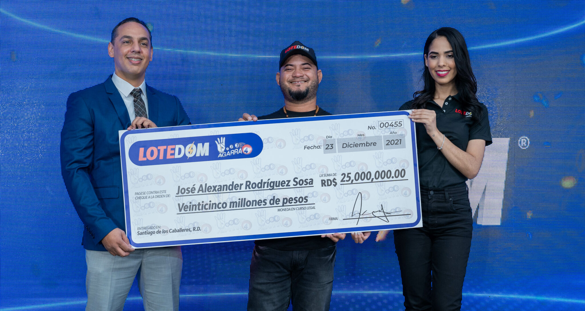 LOTEDOM entrega premio de RD$25 millones a ganador del "Agarra 4 ...