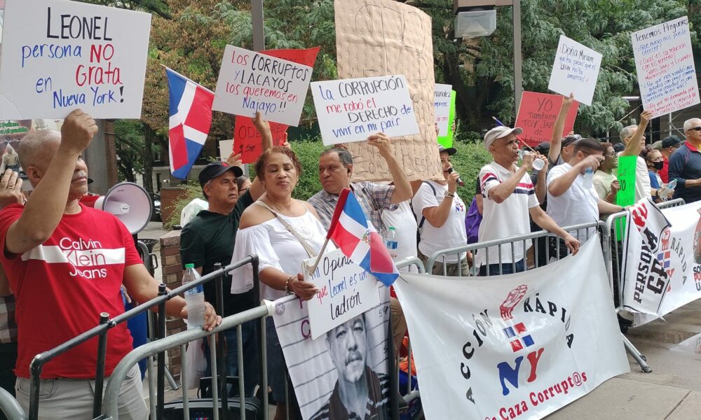 Acción Rápida realiza protesta en acto encabezado por Leonel Fernández ... Acción Rápida realiza protesta en acto encabezado por Leonel Fernández ...
